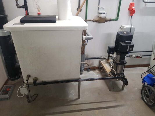 De aanvoer van proceswater in een fabriek voor dierenvoeding - Jansen ...